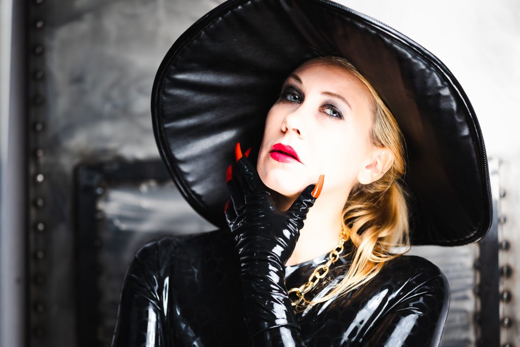 Lady Cora Champaign | sm-bahnhof